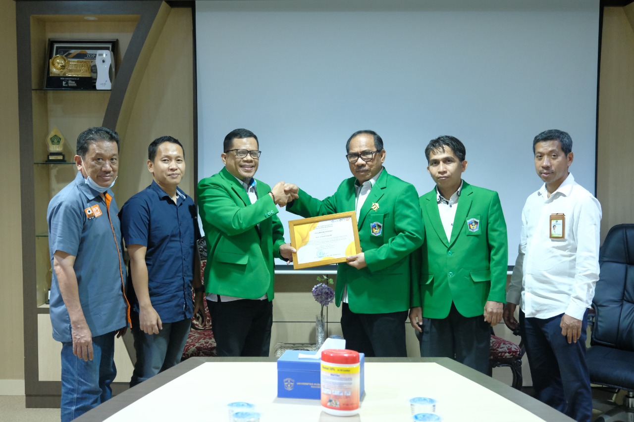 Dr. Ir. H. Hanafi Ashad, MT.,IPM. Terima Pin Emas Dari FTI UMI ...