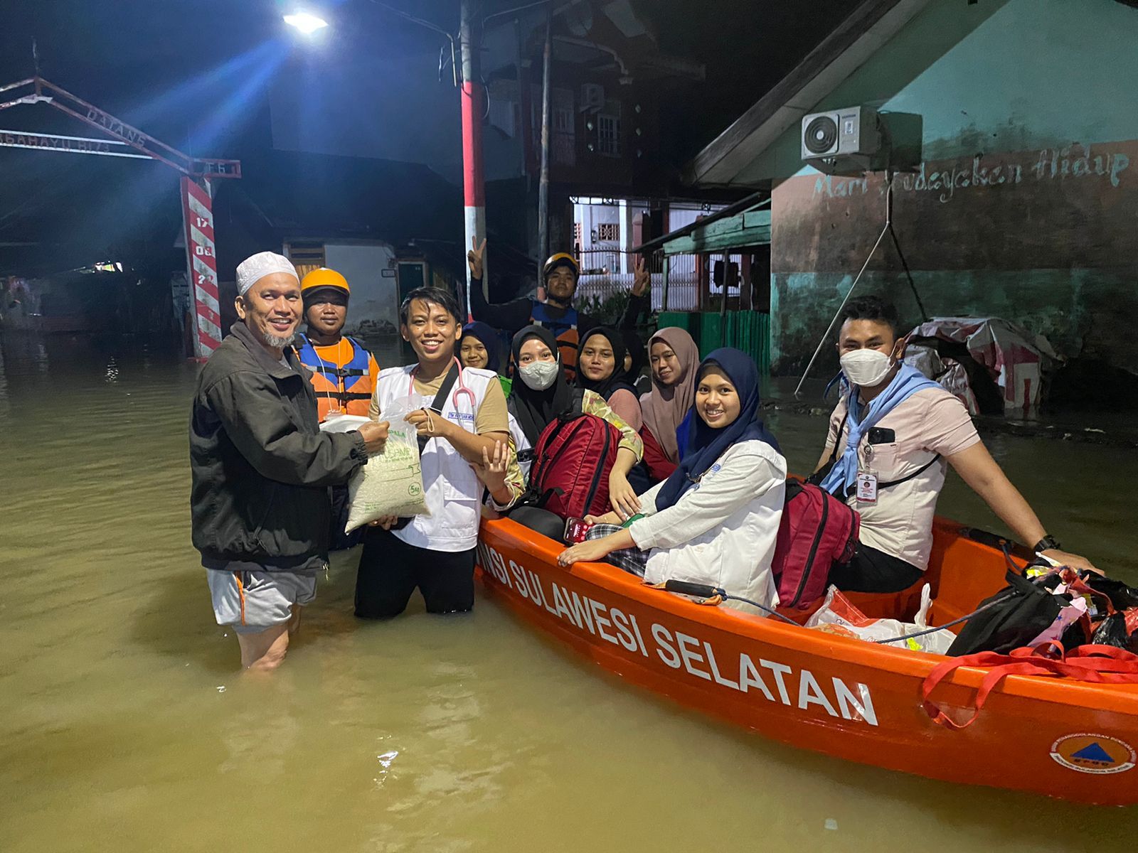 Tim Medis FK UMI Turun Ke Bencana Banjir Makassar - Official Website