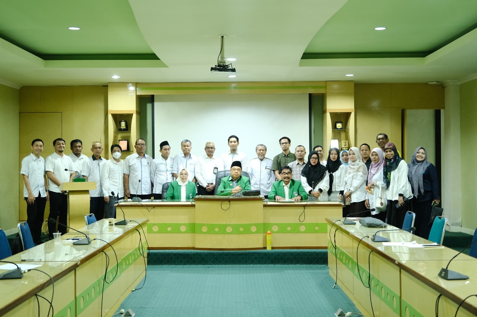 Rektor UMI Hadiri Penyerahan SK Kepala Bidang Softskill dan Kepala Biro ...