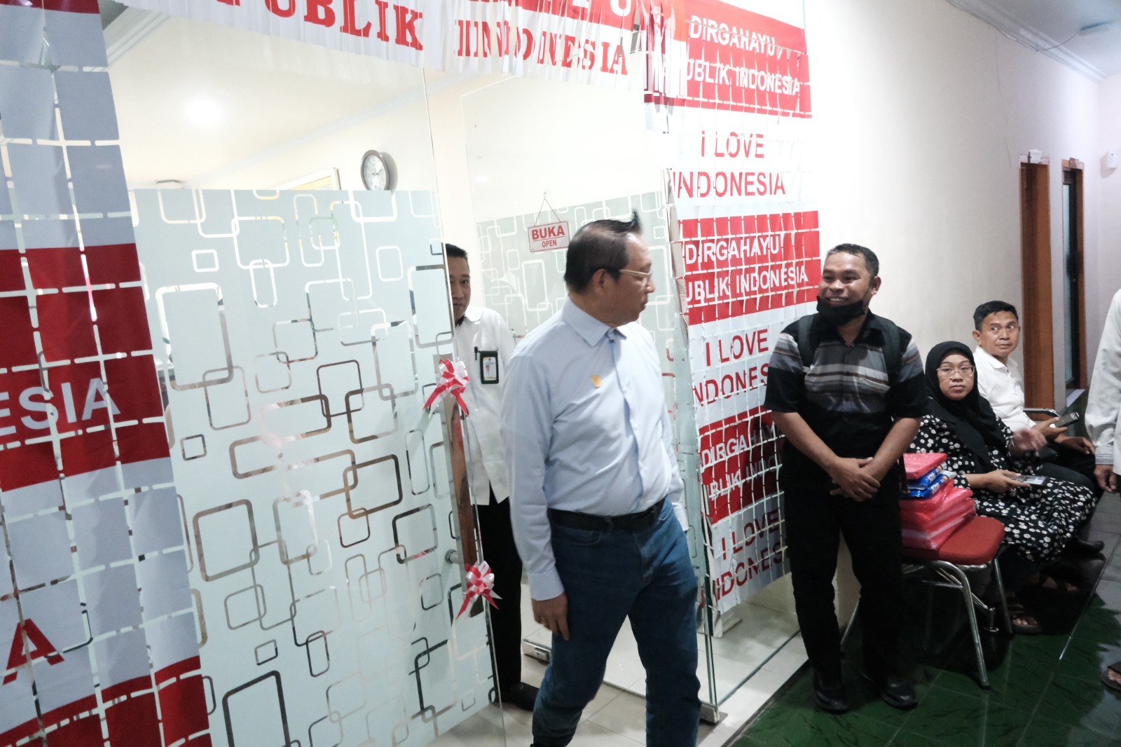 Meriahkan HUT RI ke-79, Rektor UMI Tinjau Lomba Merias Ruangan di PPs-UMI - Official Website