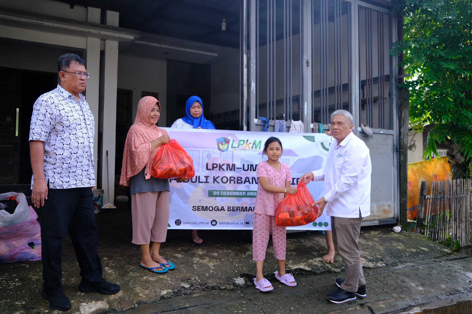 Banjir Perumnas Antang, LPkM UMI Salurkan Bantuan Sembako - Official ...
